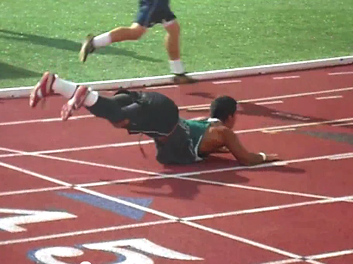 Boy falls during race, ends up doing the "worm dance" - CBS News