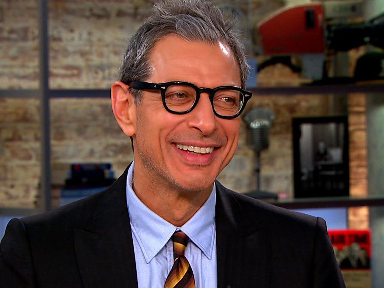 Jeff Goldblum brings his quirky style to Broadway - CBS News