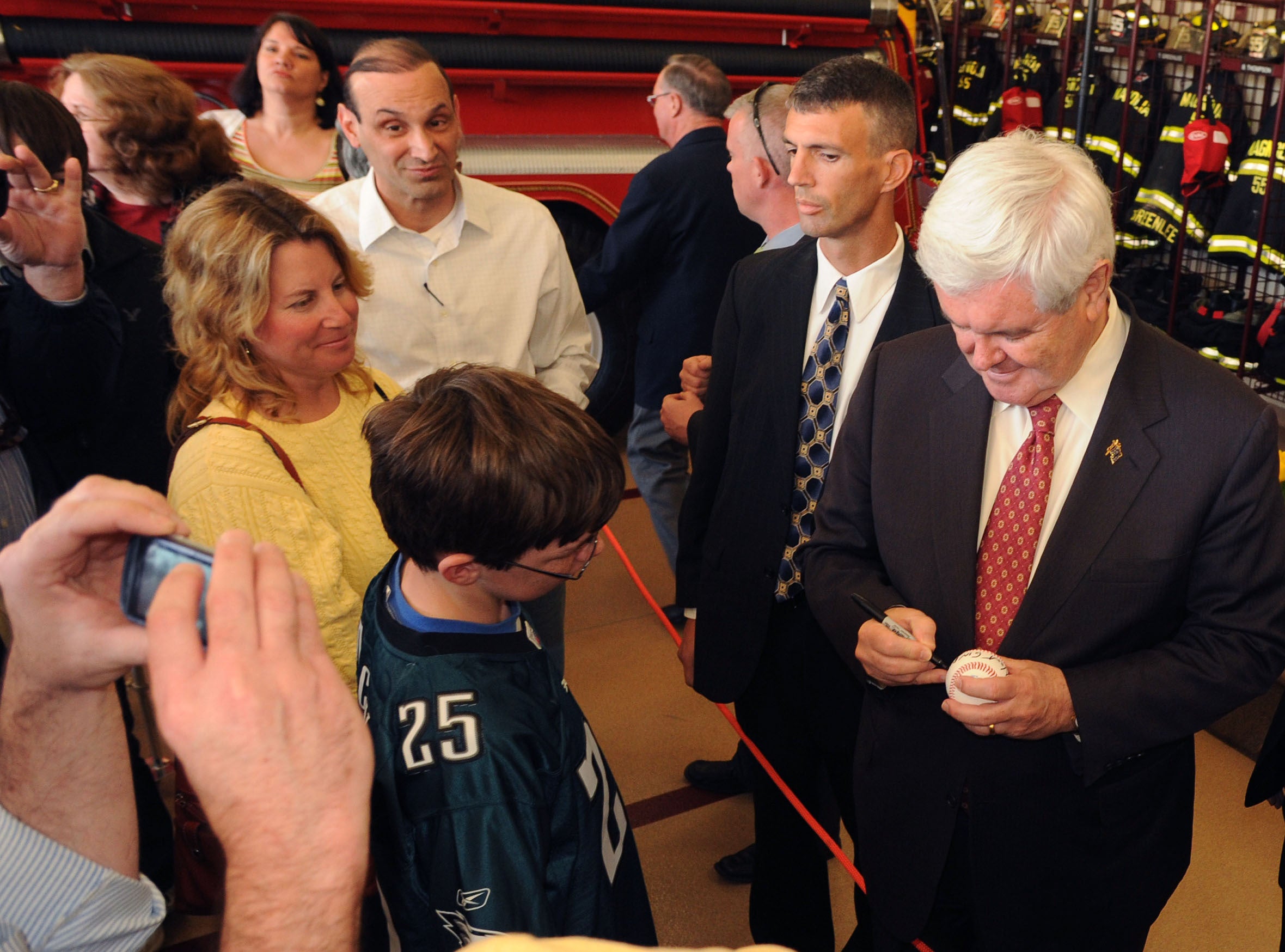 Gingrich keeps campaigning - and keeps drawing an audience - CBS News