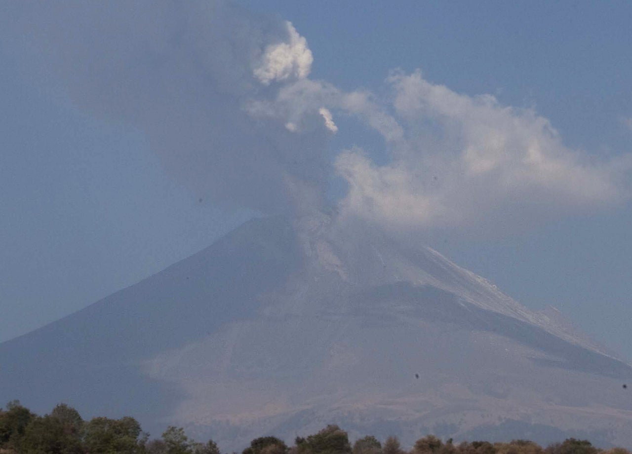 Mexico volcano spews glowing rock, tower of ash - CBS News
