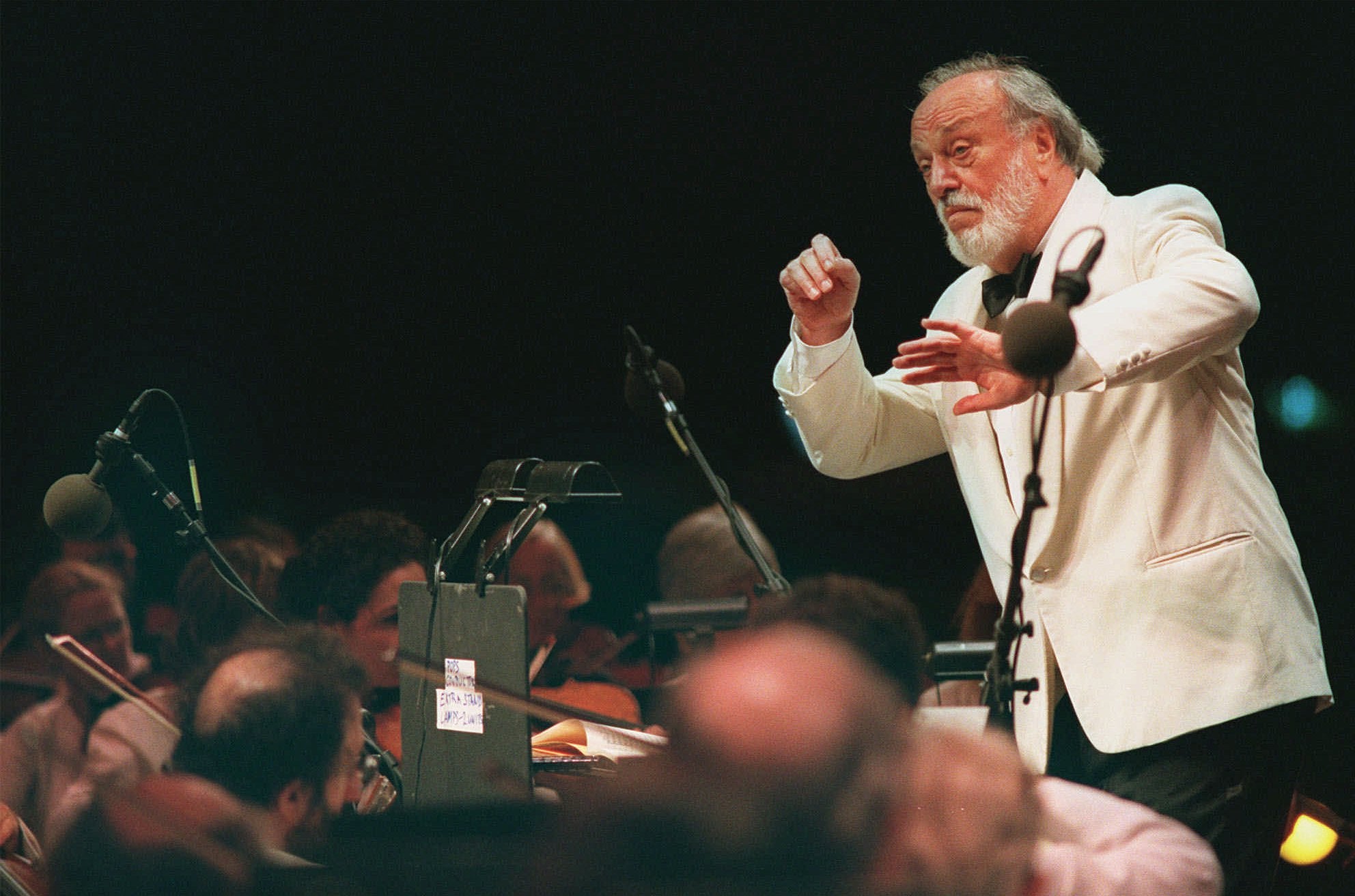 Kurt Mazur hurt in fall from podium in France - CBS News