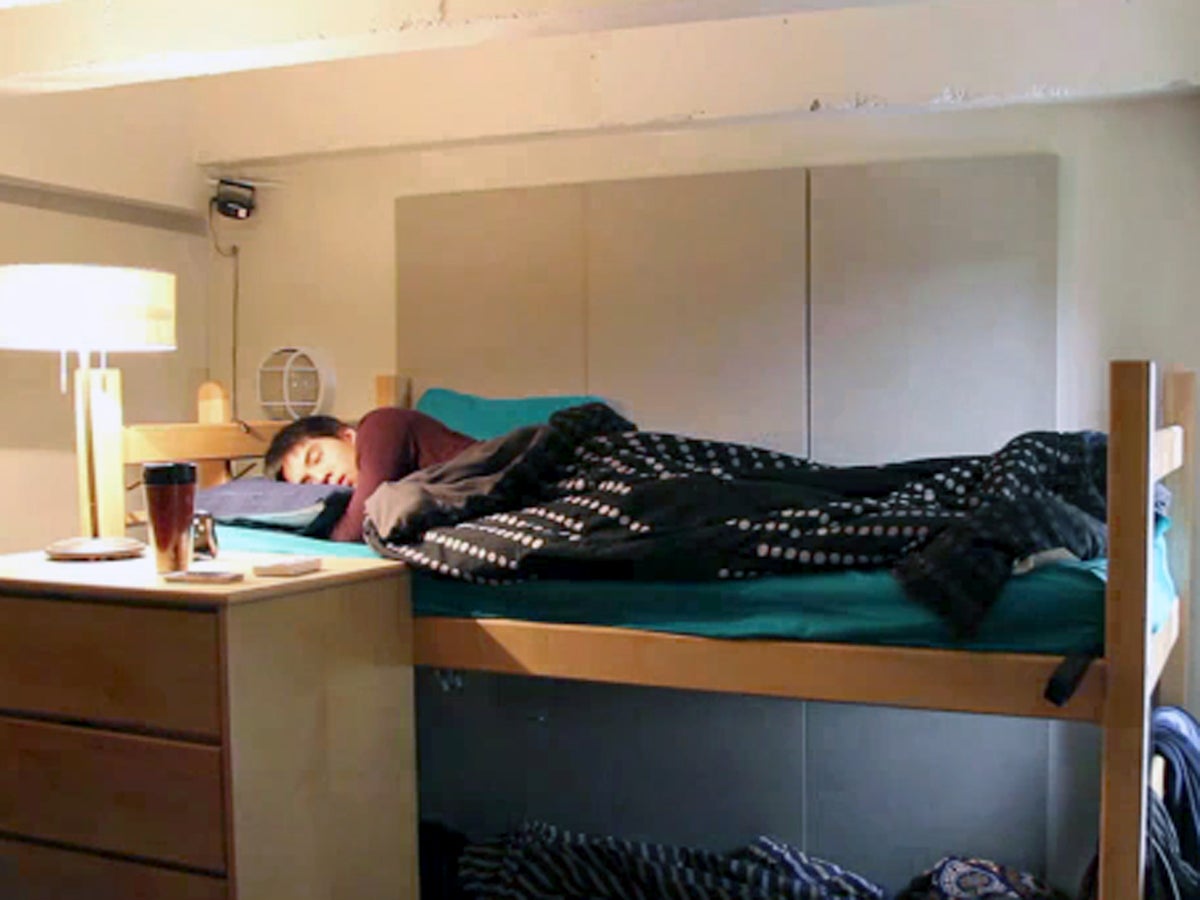 Berkeley freshman creates ridiculously automated dorm room - CBS News Berkeley freshman creates ridiculously automated dorm room - CBS News