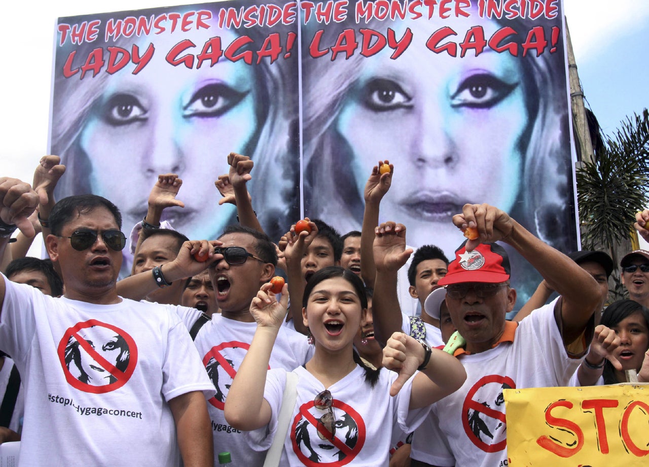 Filipino Christian youth protest Lady Gaga - CBS News