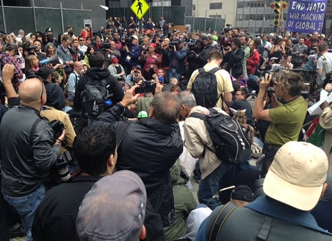 Chicago protesters march on Boeing, Obama HQ - CBS News