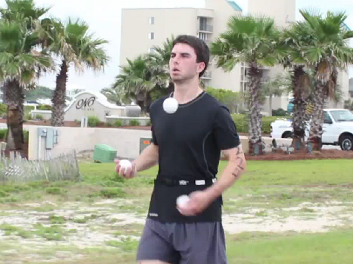 Guy achieves the impossible by juggling while completing a triathlon ...