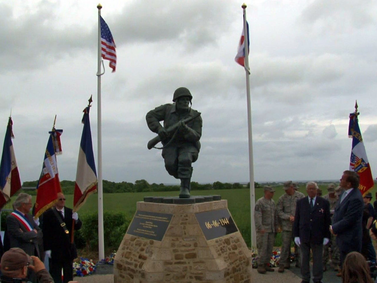 D-Day: Statue of 'Band of Brothers' hero Richard Winters unveiled - CBS ...