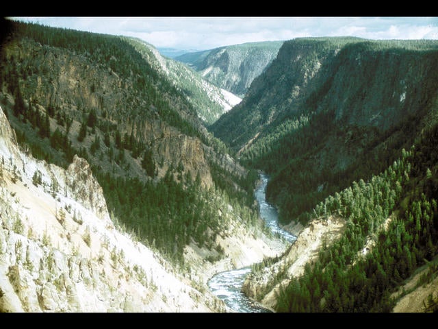 18-year-old dies in 400-foot fall in Yellowstone - CBS News