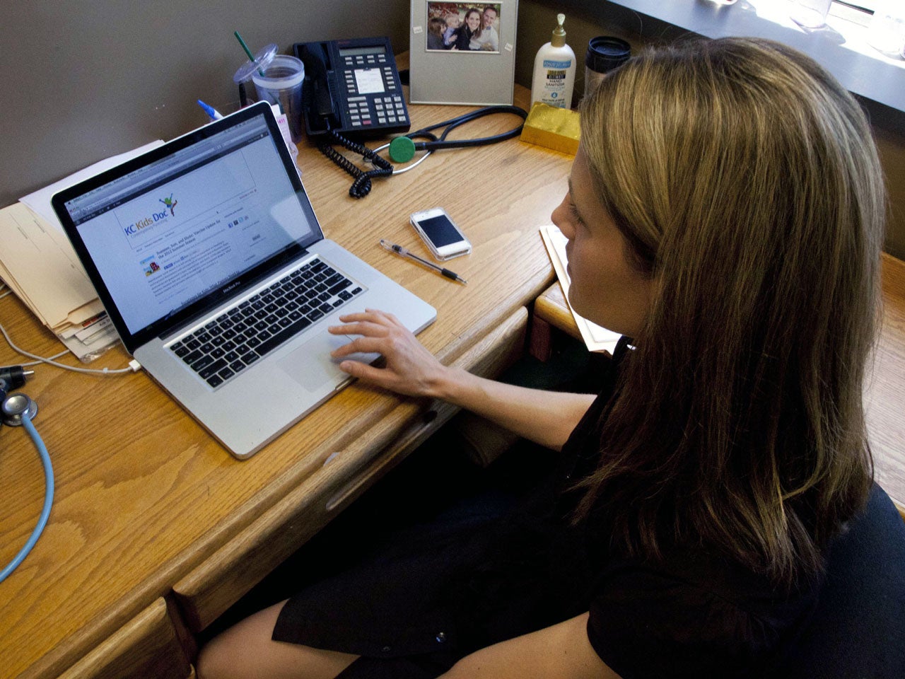 New breed of doctors turn to social media, texting for patient care ...