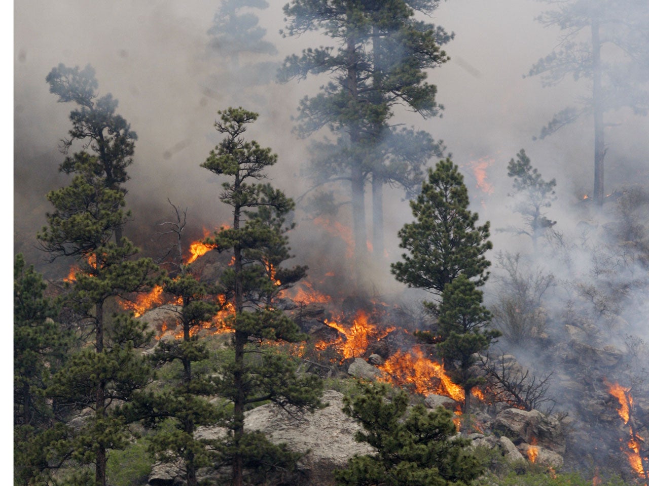Western wildfires threaten tourist destinations - CBS News