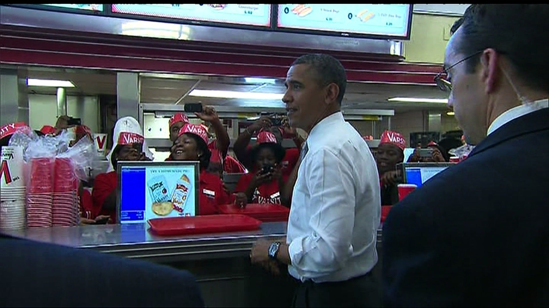 Obama surprises diner, orders chili dogs - CBS News