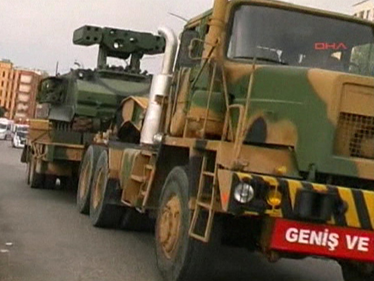 Turkey sends heavy weapons to Syria border - CBS News