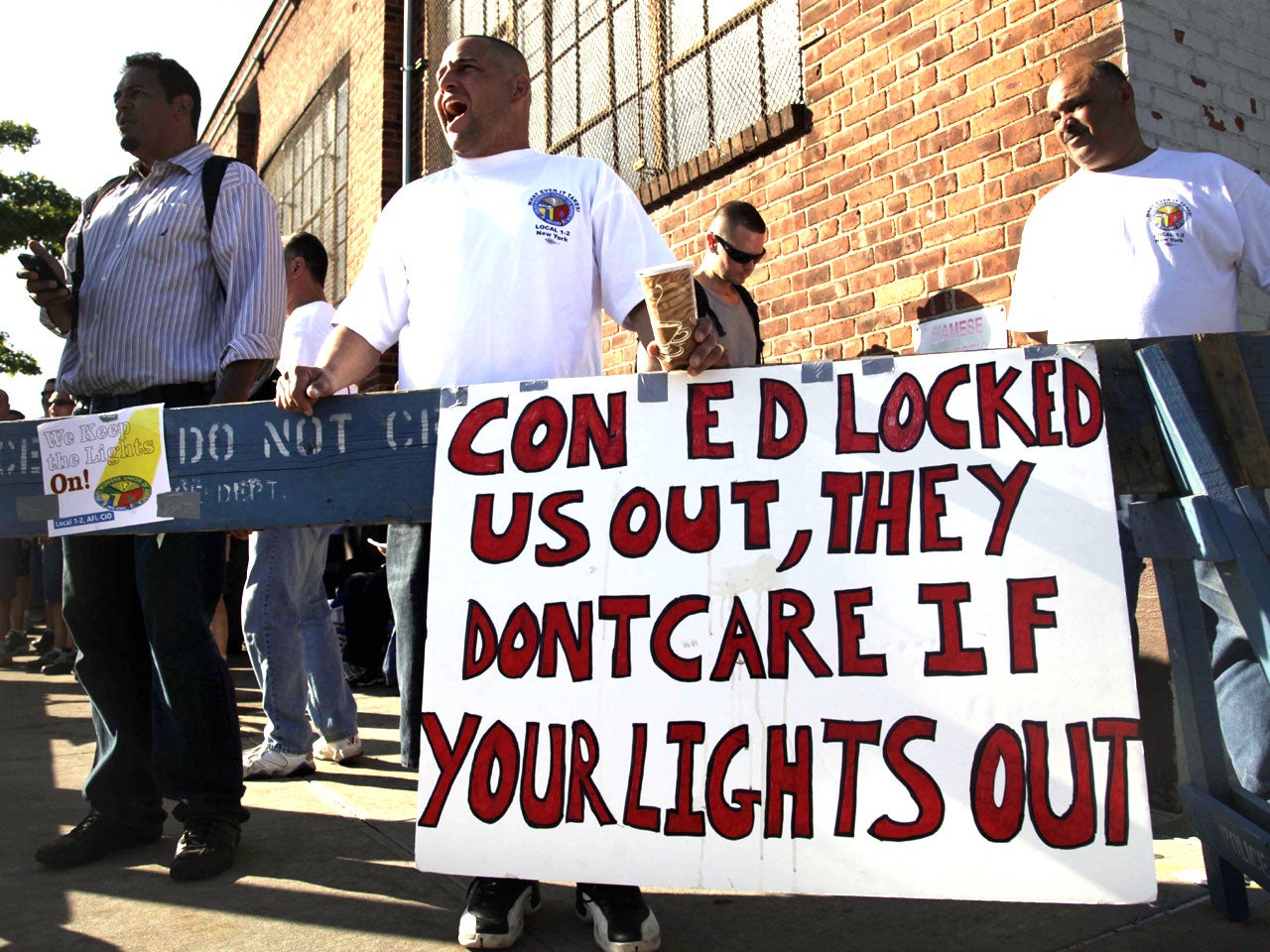 Locked-out Con Ed workers to call on Feds for help - CBS News