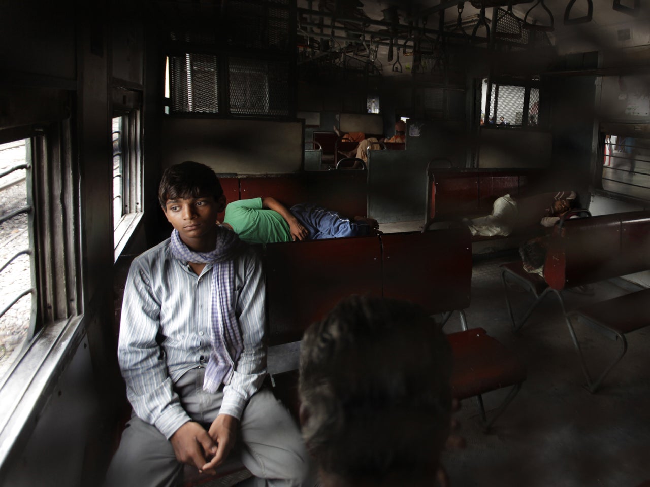 India power outage plunges 370 million into sweltering darkness - CBS News