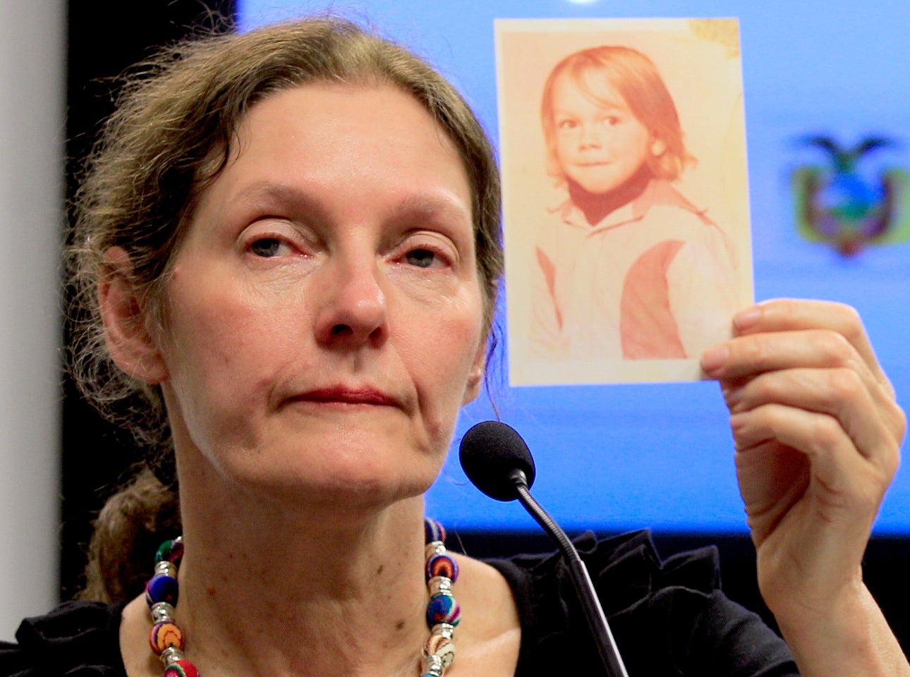 Assange's mom says Wikileaks founder suffering - CBS News
