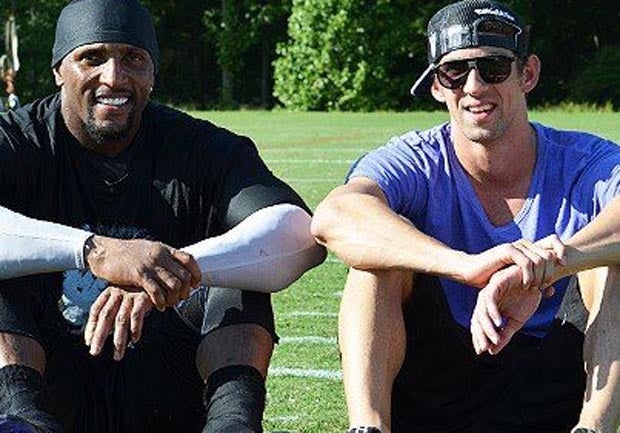 Michael Phelps gives Baltimore Ravens pep talk after practice - CBS News