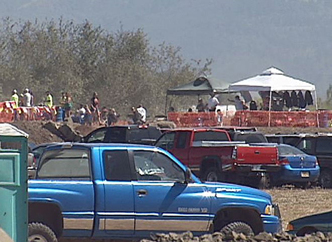 Monster truck crashes into spectators in Ore. - CBS News