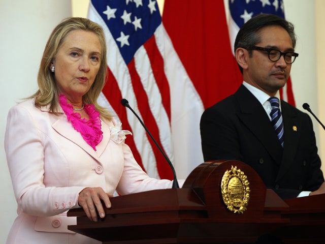 Clinton urges ASEAN unity on South China Sea - CBS News
