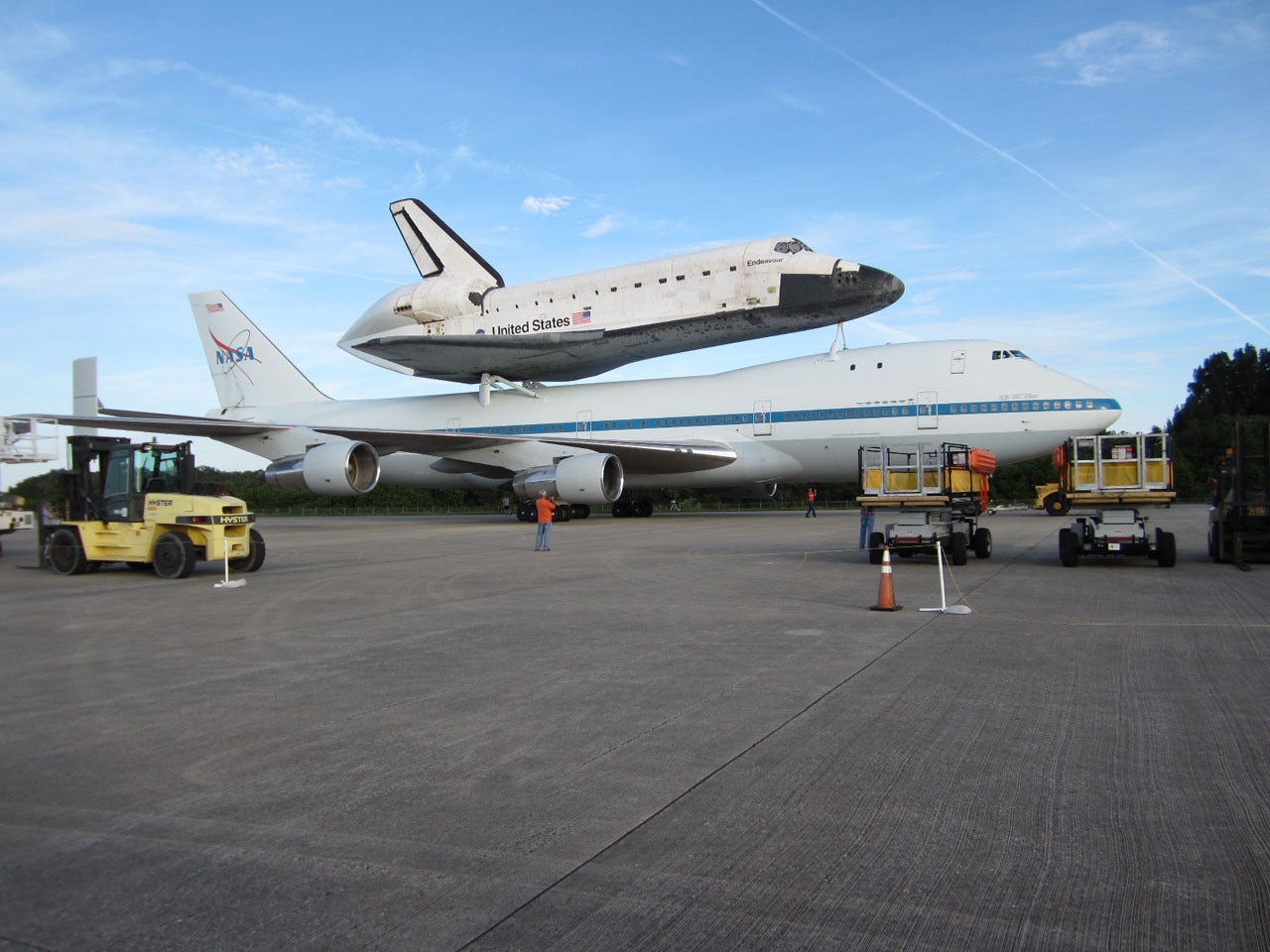 Shuttle Endeavour prepped for valedictory tour - CBS News