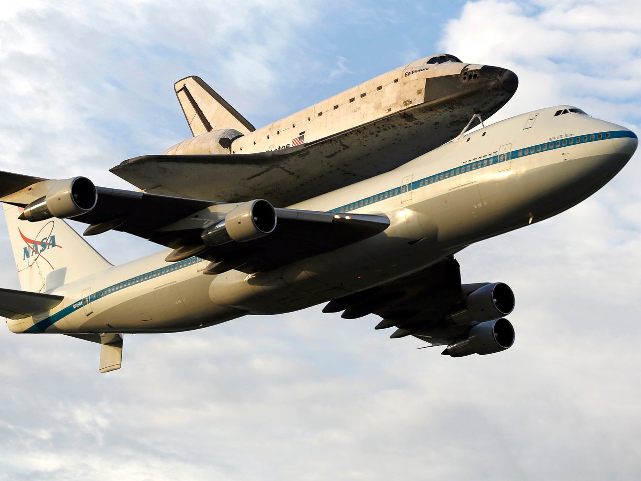 Shuttle Endeavour takes off on farewell tour - CBS News