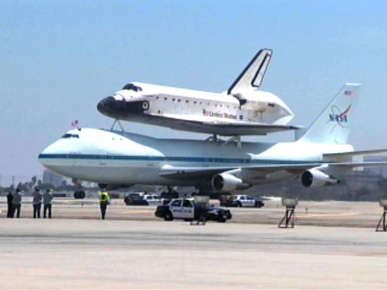 Endeavour made farewell flight loaded with souvenirs - CBS News