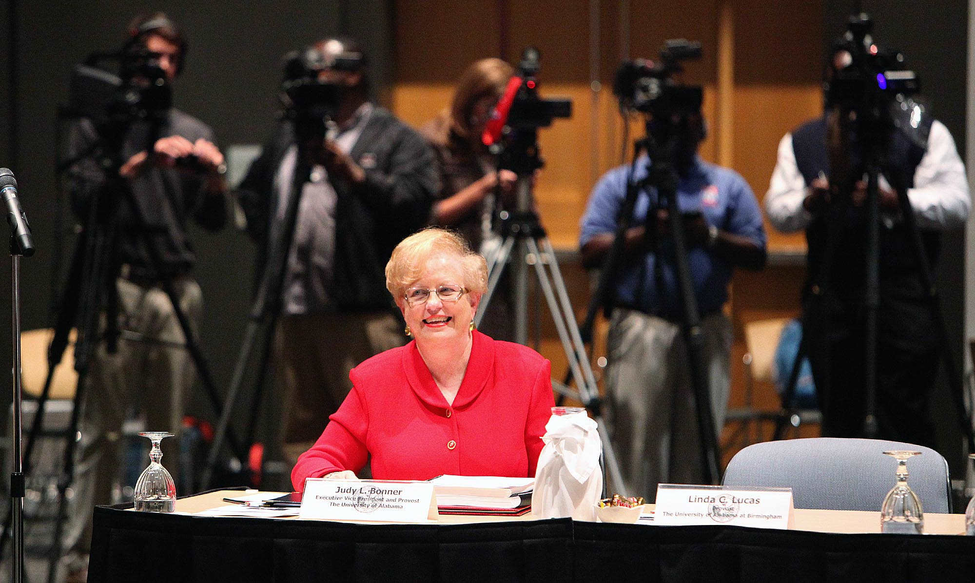 University of Alabama appoints first woman president - CBS News