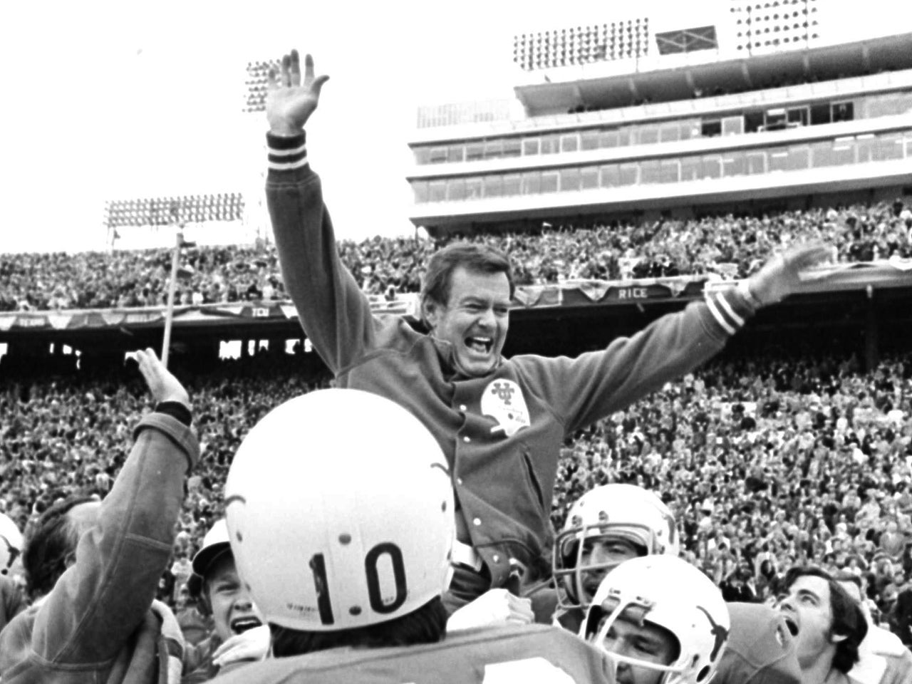 Legendary Texas coach Darrell Royal dies at 88 - CBS News