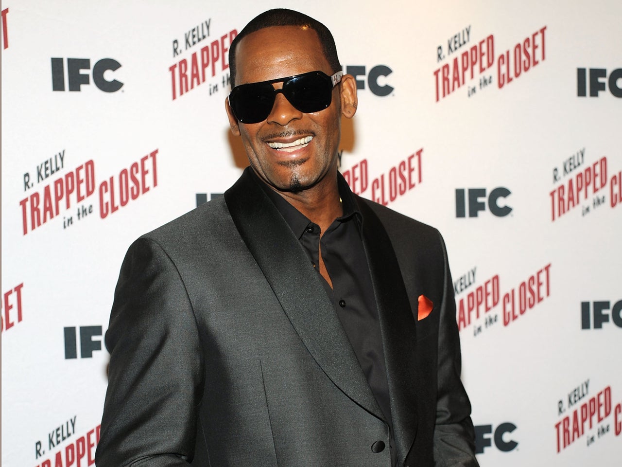 R. Kelly storms out of interview - CBS News