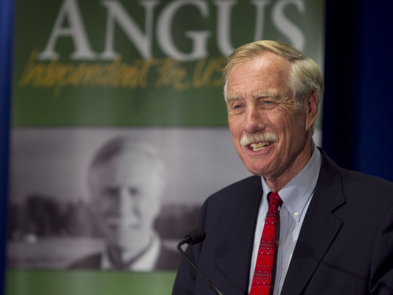 Angus King's mission to bridge the aisle in Congress - CBS News