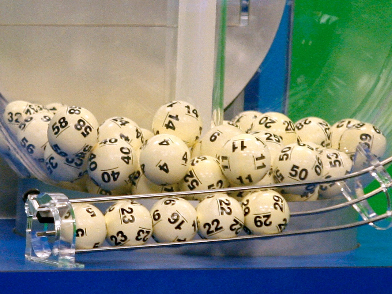 $320M jackpot up for grabs in Saturday's Powerball - CBS News