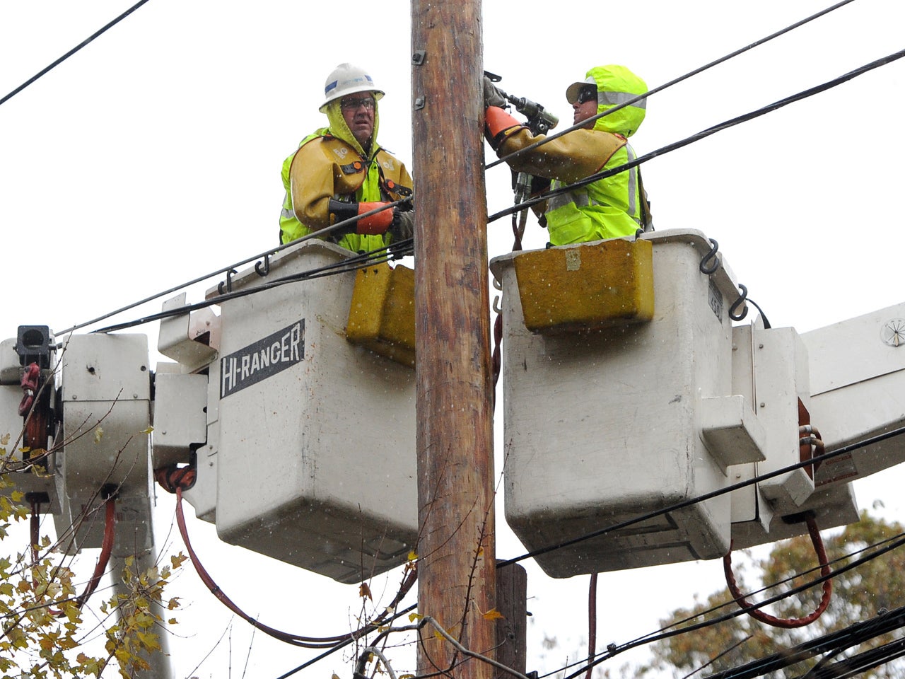 Sandy utility crews complain of payroll delay - CBS News