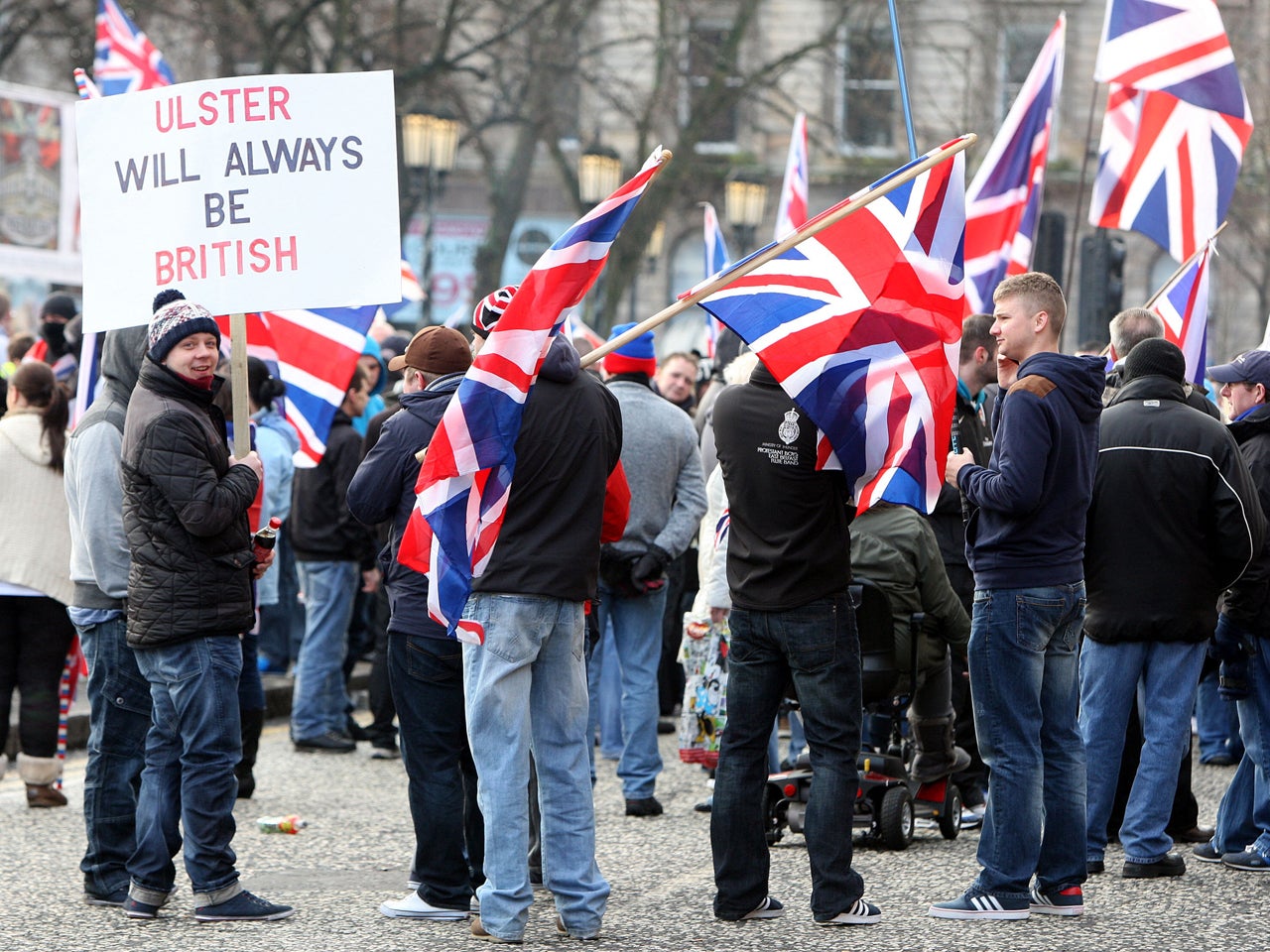29 Belfast cops hurt in Catholic-Protestant clash - CBS News