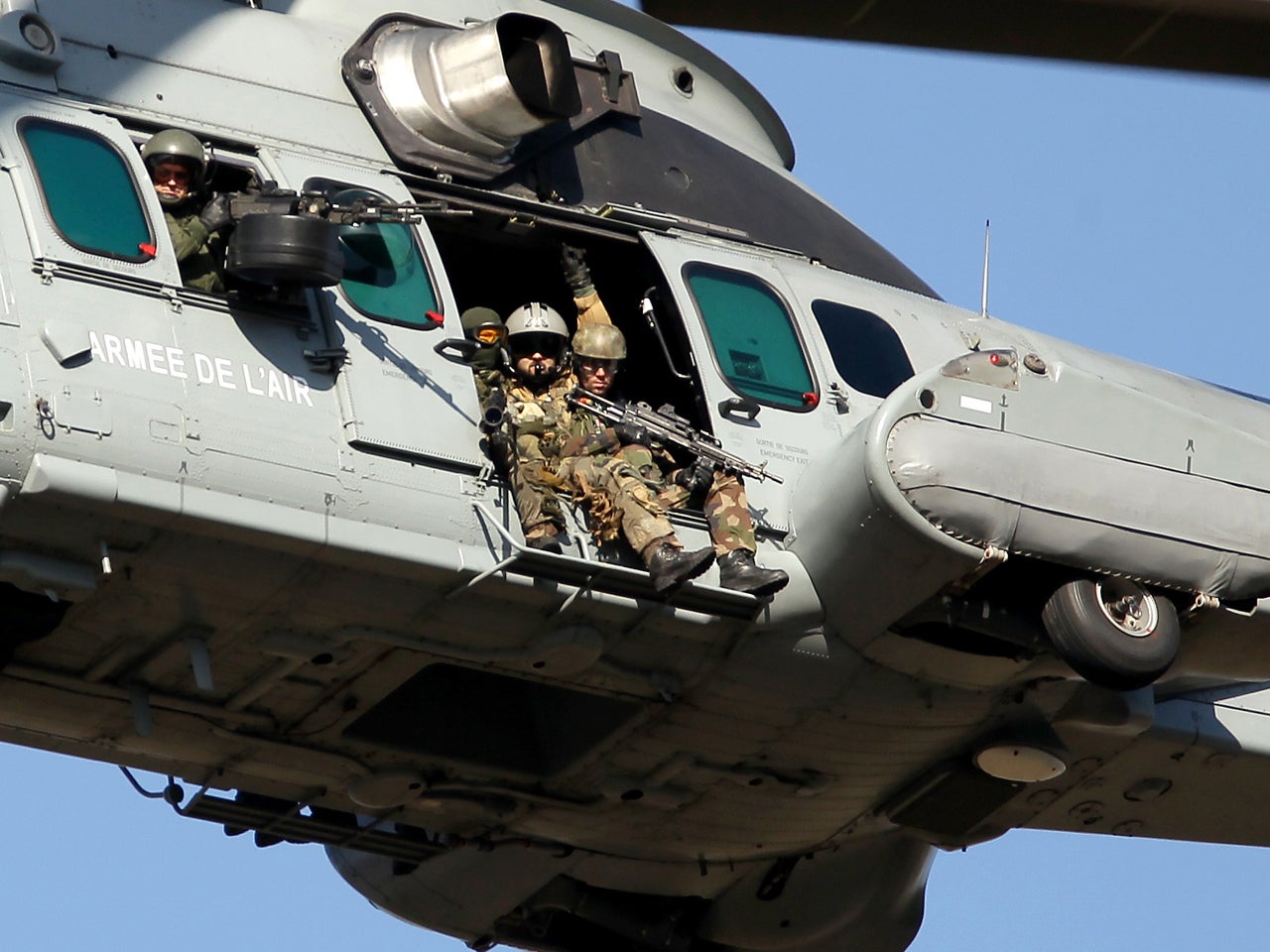 French commando killed in Somalia hostage raid - CBS News