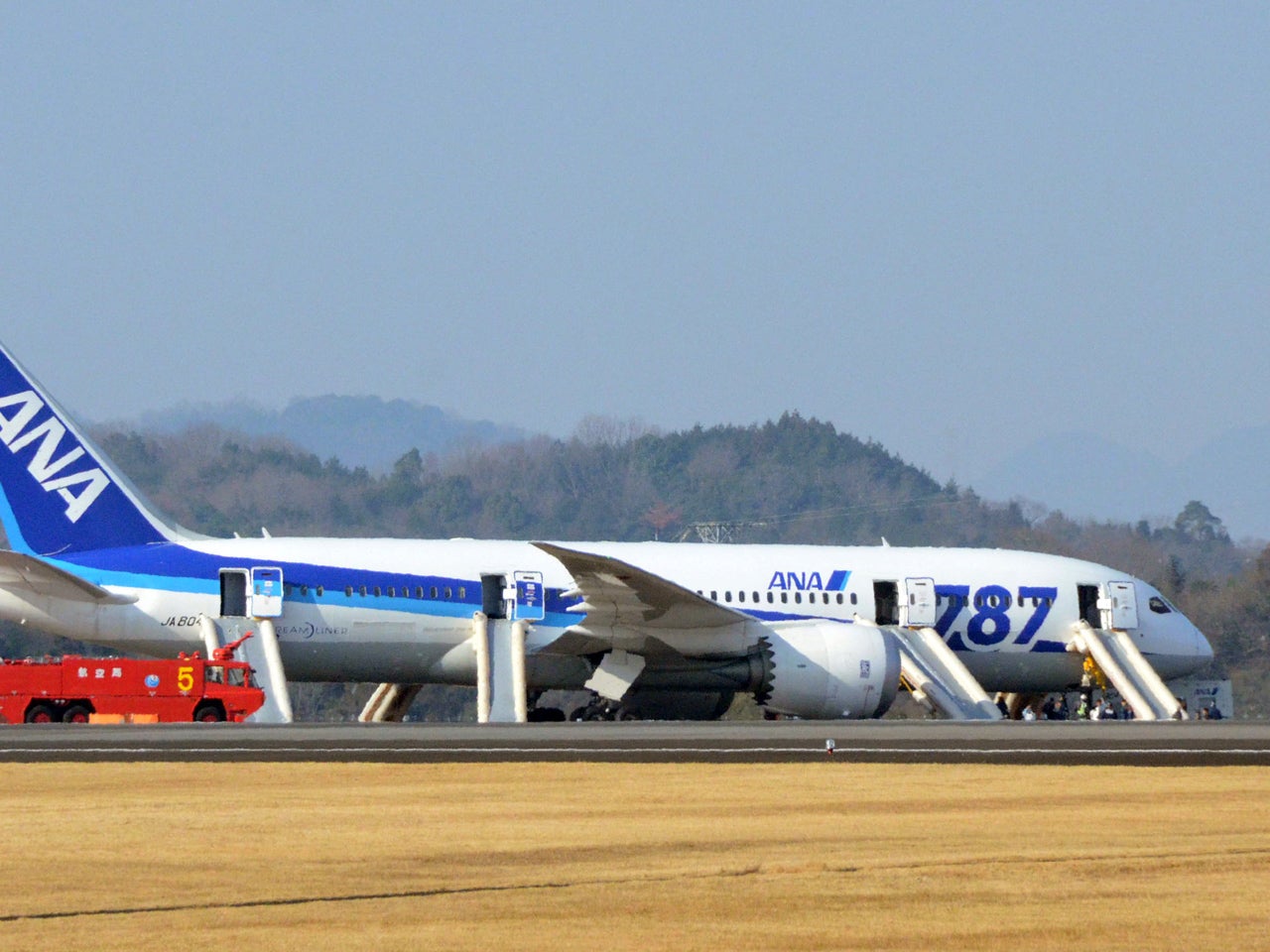 Boeing 787 makes emergency landing in Japan over battery - CBS News
