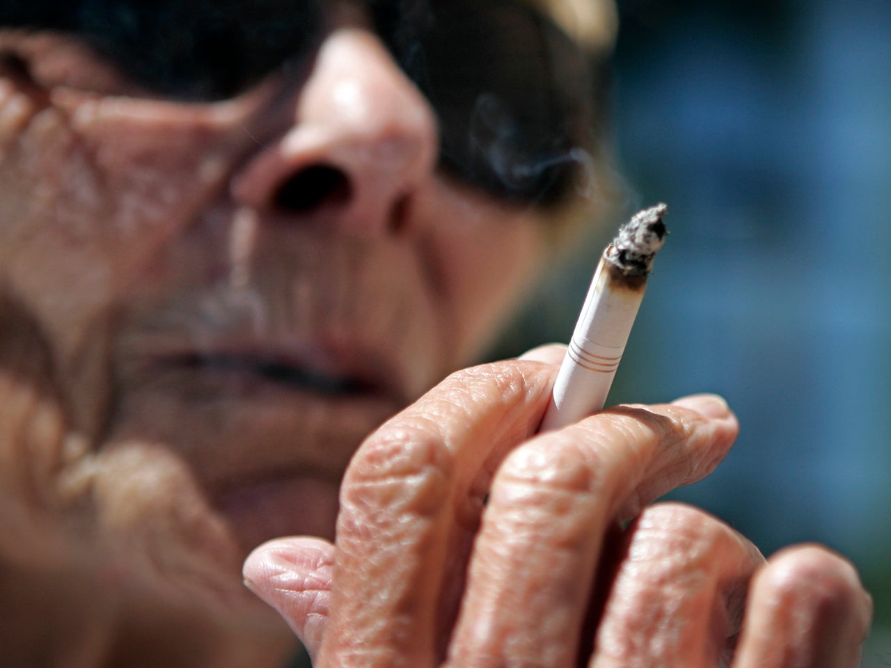 U.S. smoking rate falls for adults, says CDC study - CBS News