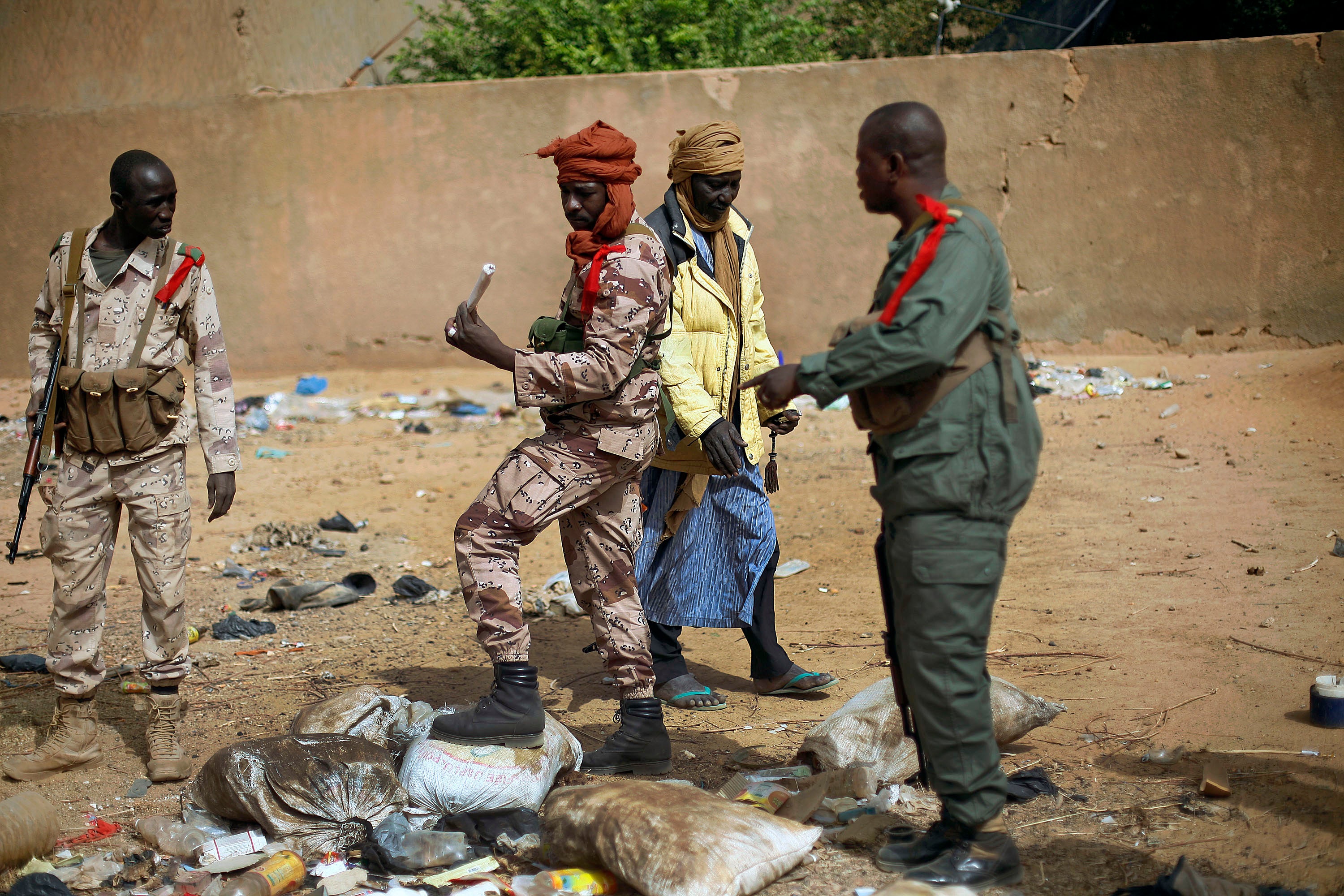 Stash of weapons, rocket fire rattle Mali city - CBS News