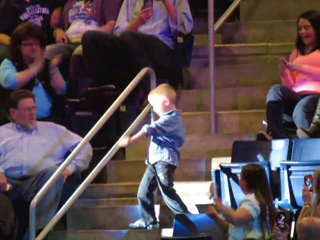 Little boy's dancing steals spotlight at Rascal Flatts concert - CBS News