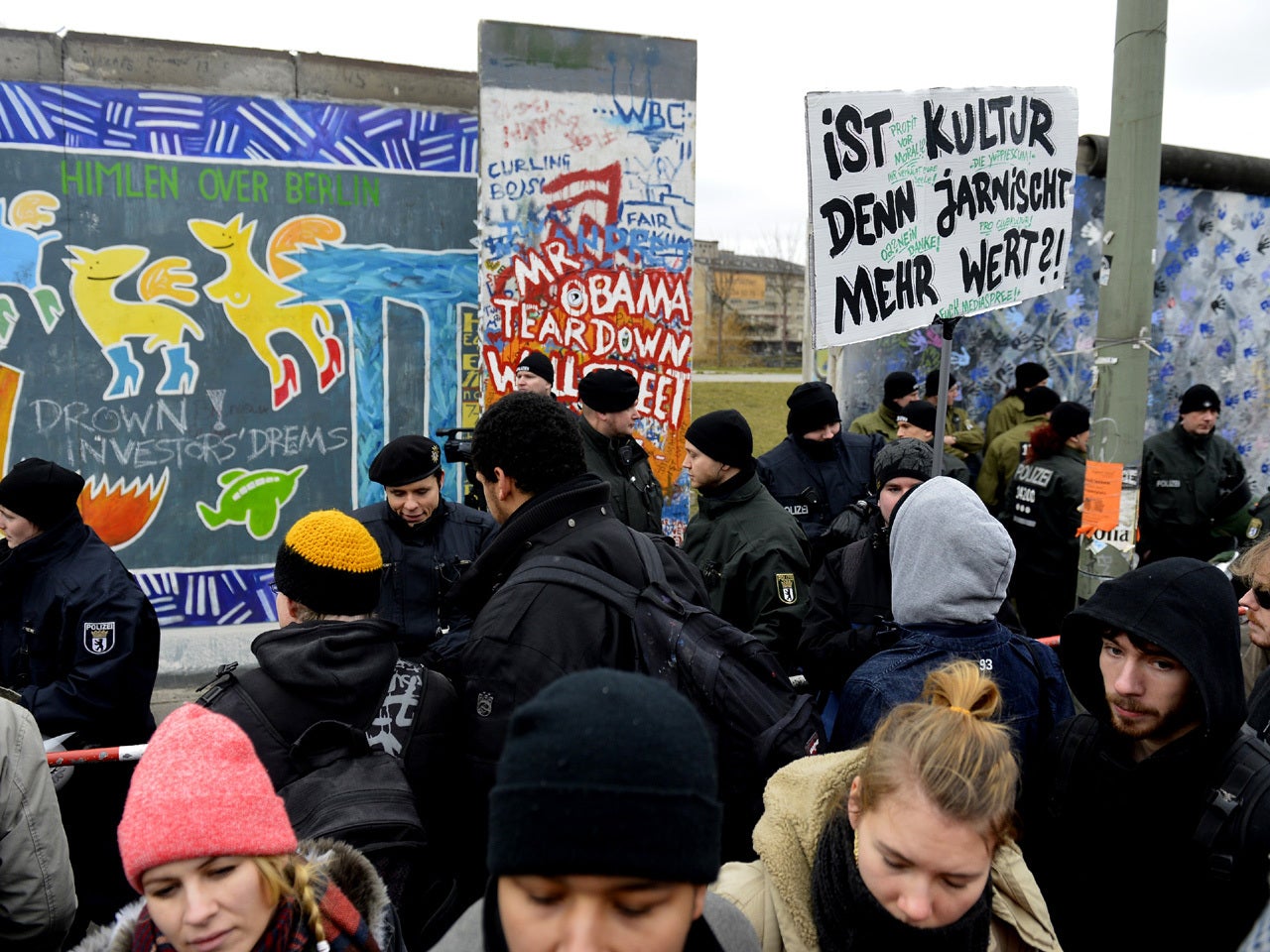 Protest stalls removal of Berlin Wall section - CBS News