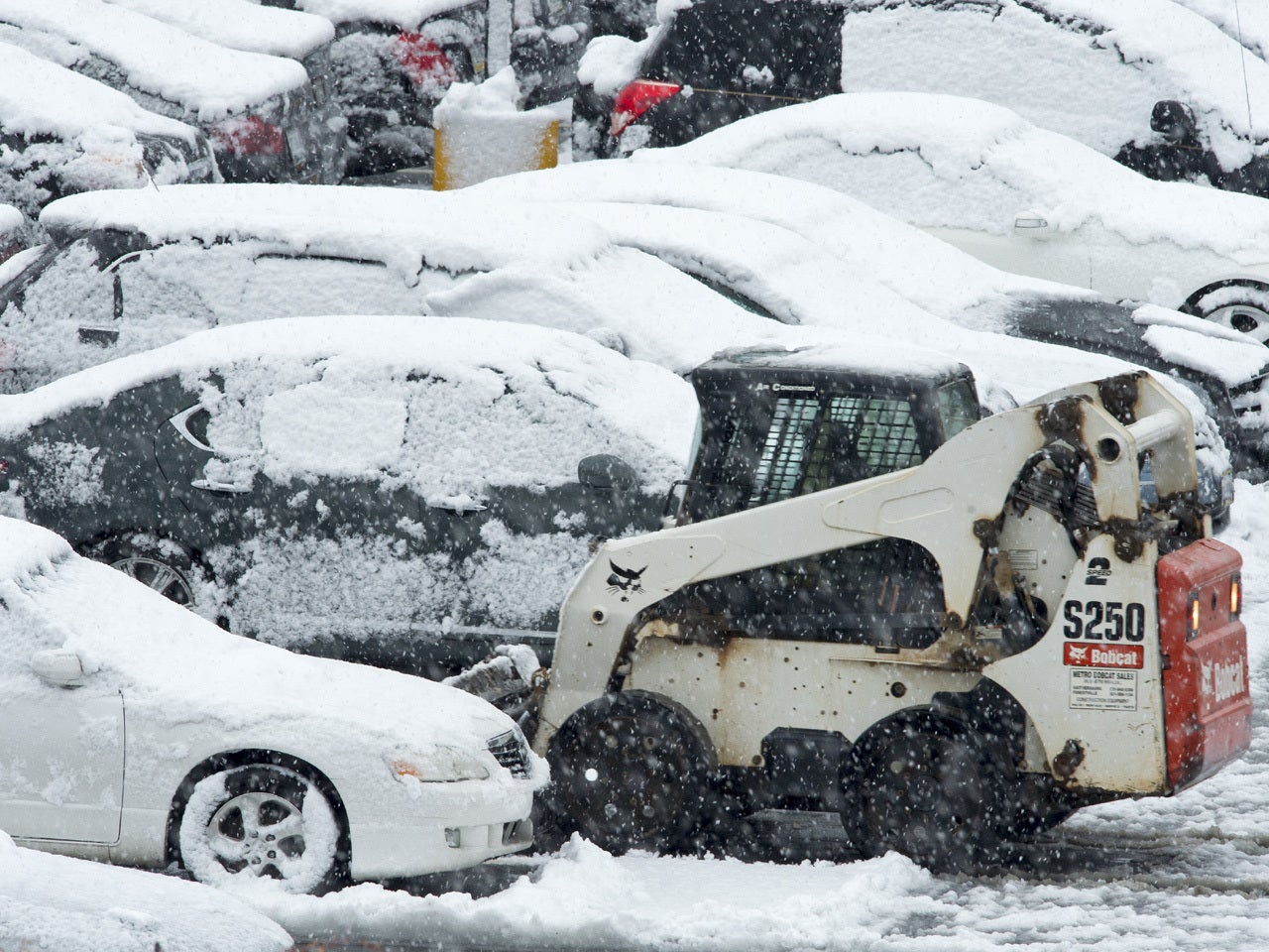 Snowstorm eyes Northeast after sparing Washington - CBS News