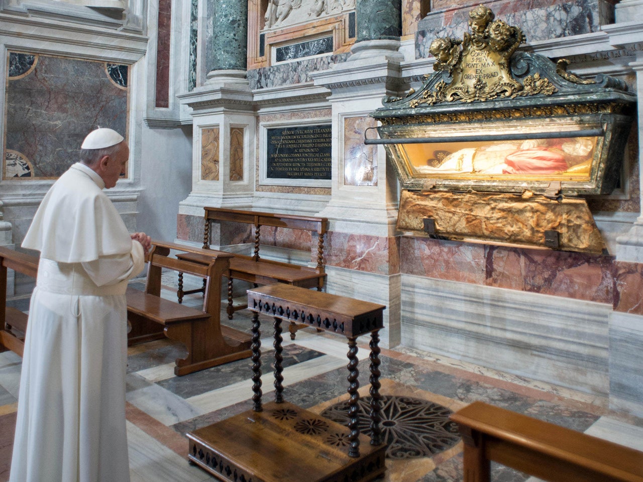 Pope Francis starts first full day as pontiff with prayer - CBS News