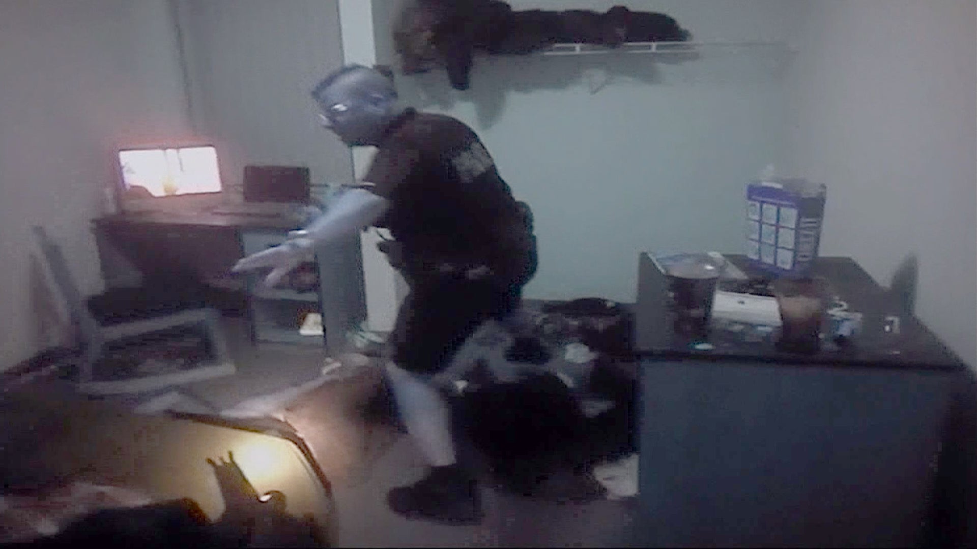 Watch: Police raid would-be gunman's college dorm - CBS News