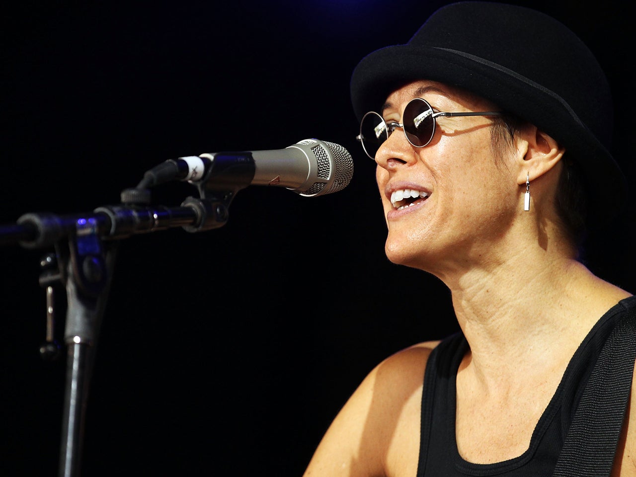 Singer Michelle Shocked sits in at canceled show - CBS News