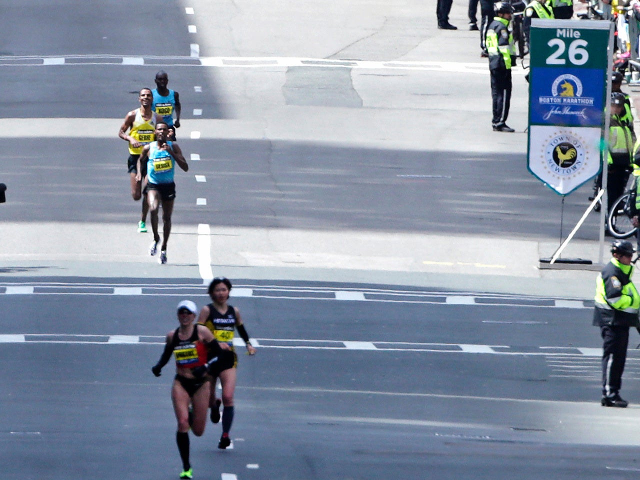Newtown families encounter tragedy once more at Boston Marathon - CBS News
