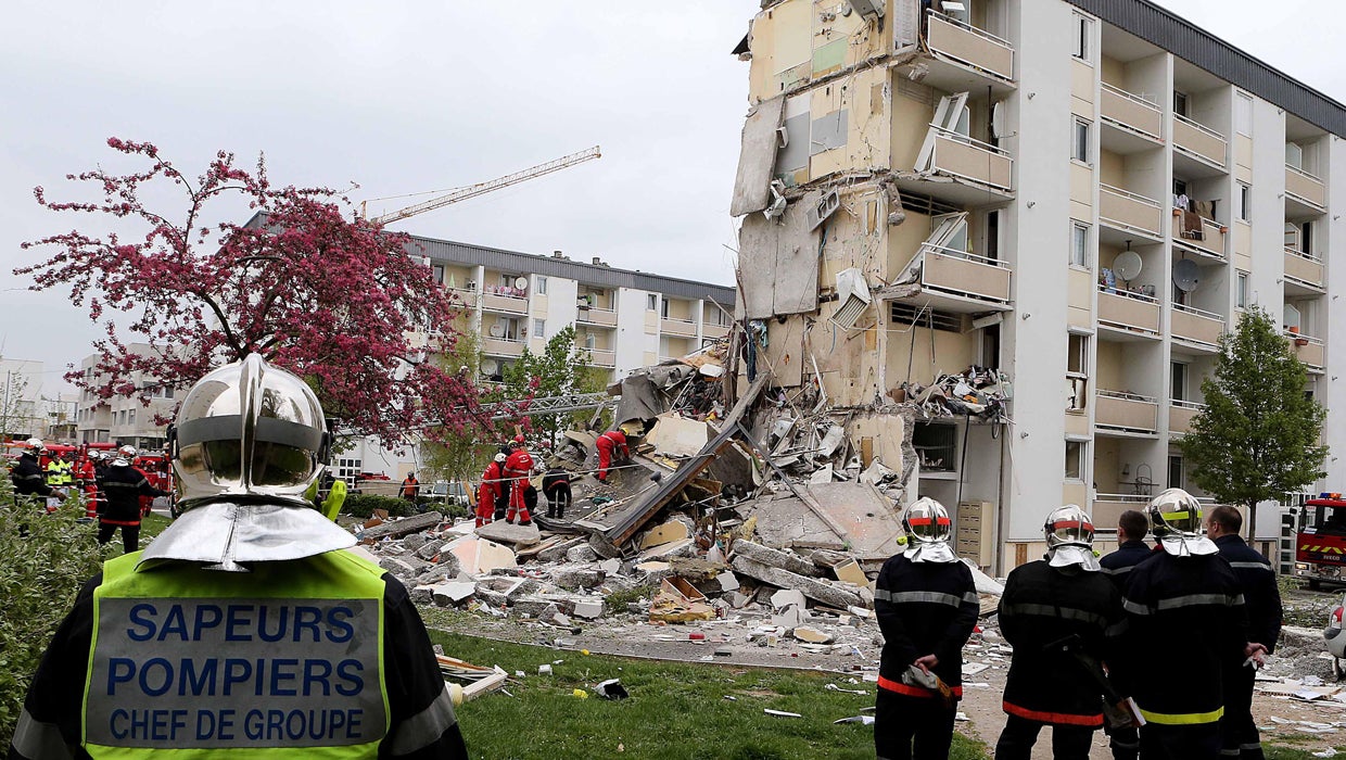 Explosion in French apartment building kills three - CBS News