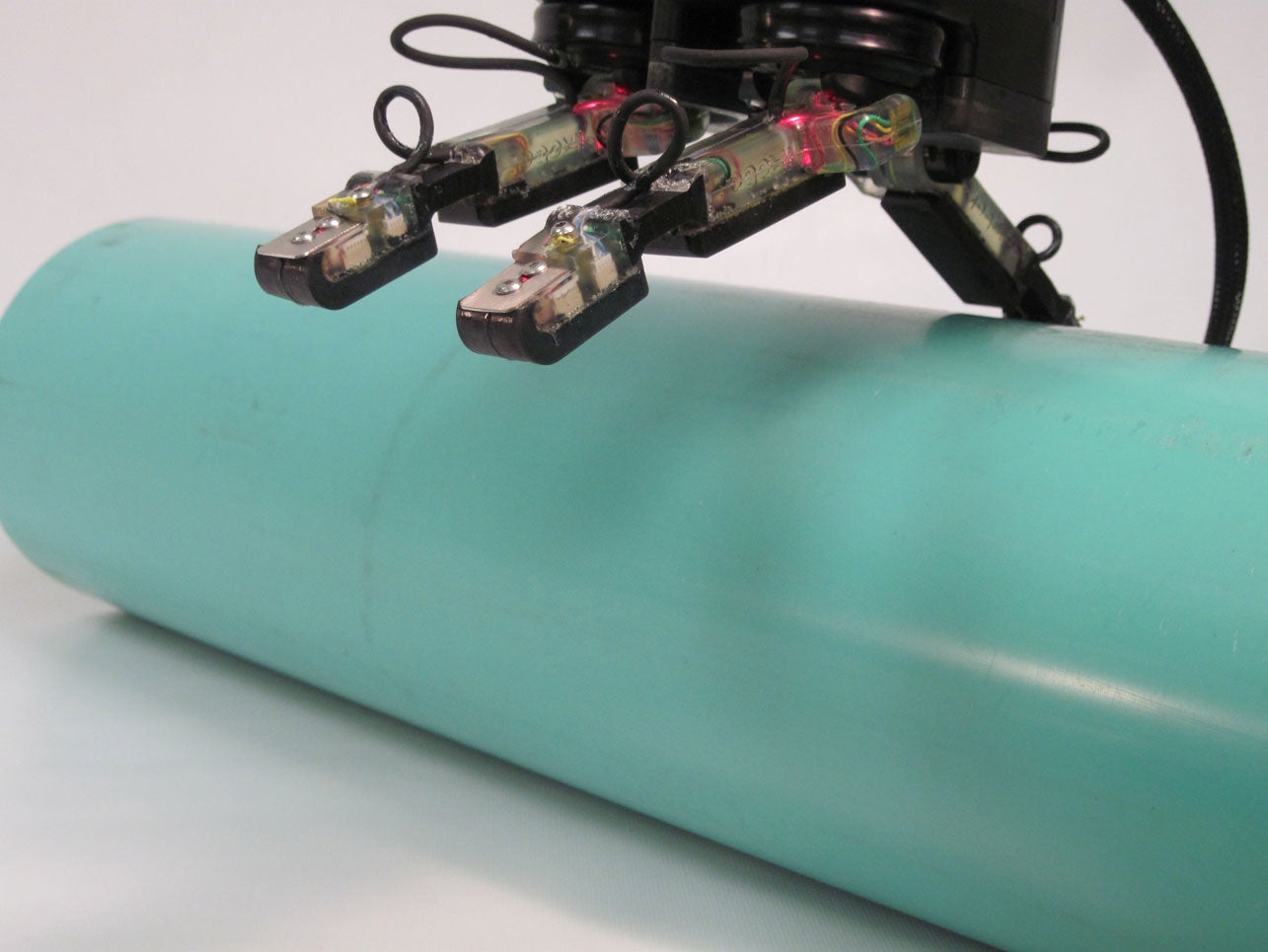 WATCH: Robot hand can pick up 50-pound weight, use tweezers - CBS News