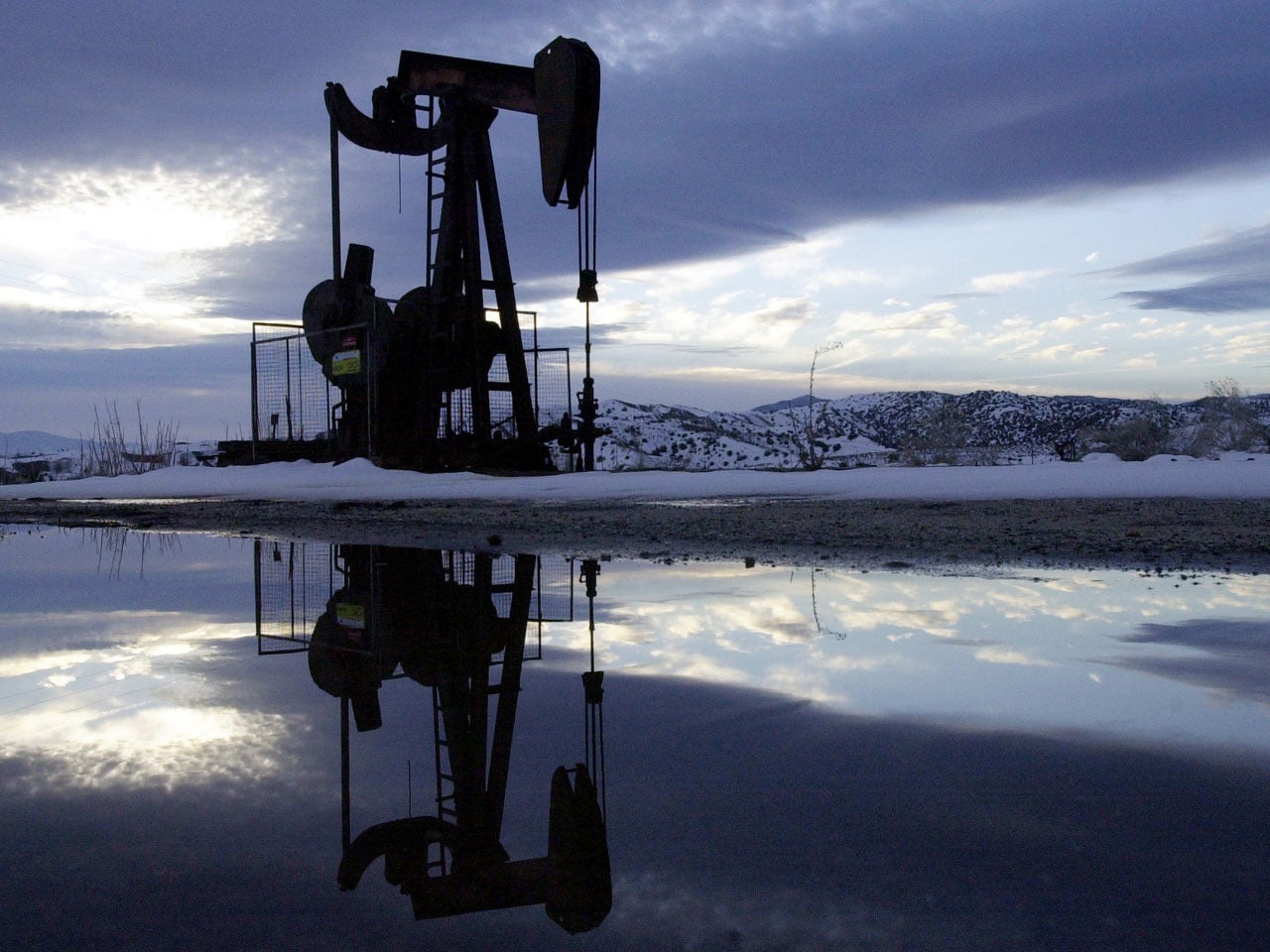 Oil near $102 as U.S. nears short-term budget fix - CBS News