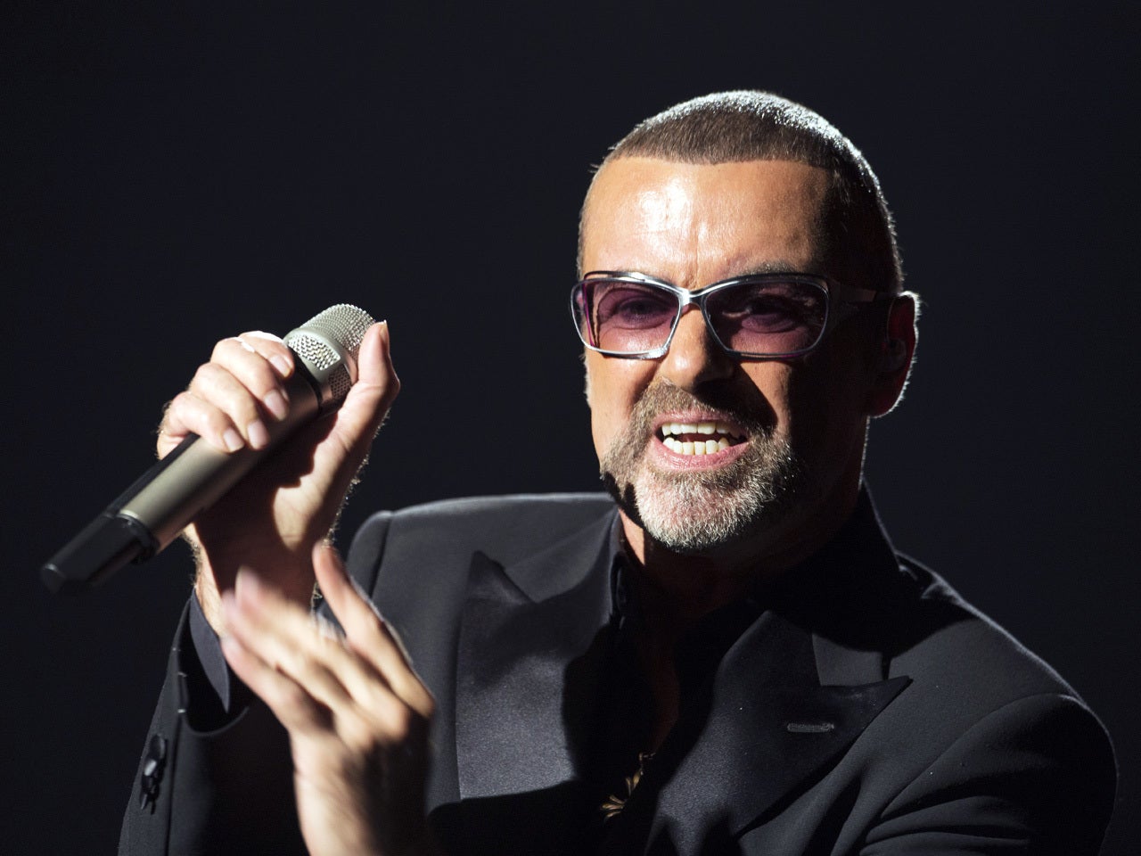 George Michael injured in car crash - CBS News