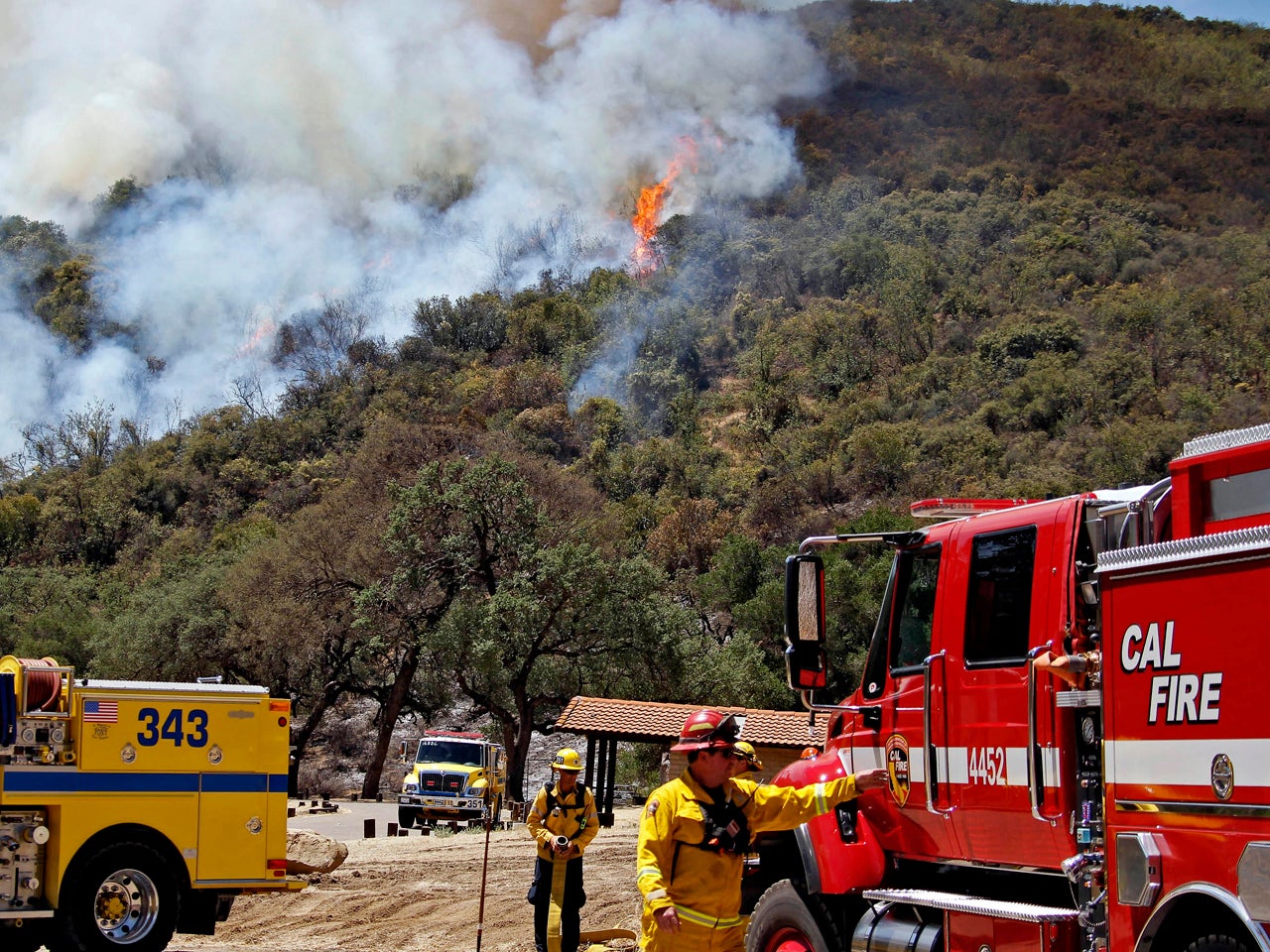 California firefighters gain ground on forest fire - CBS News