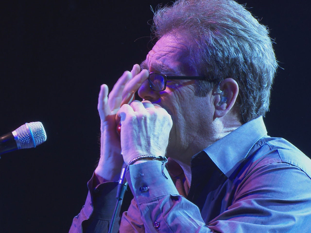 Huey Lewis' heart still beats for rock & roll - CBS News