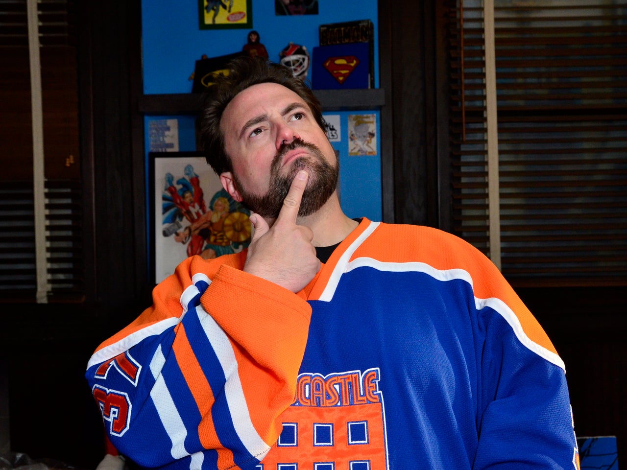 Kevin Smith debuts new look, shaves his beard - CBS News