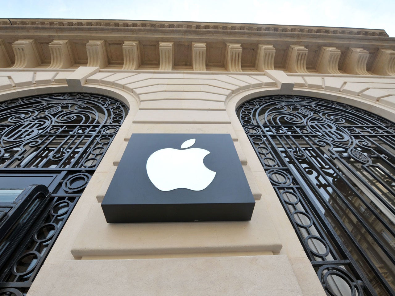 Apple store built on 15th century ruins - CBS News